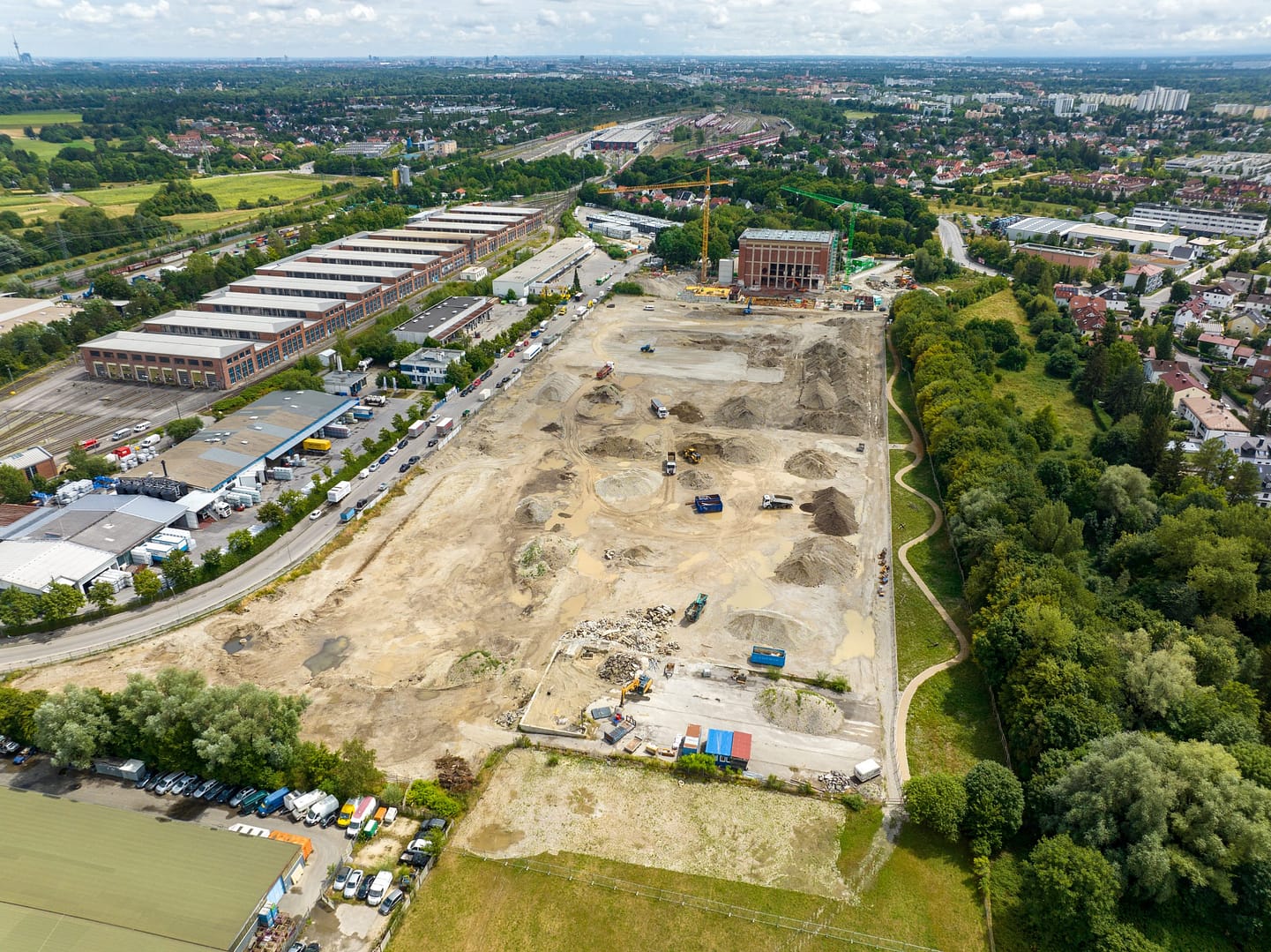 Neubau von Hallengebäuden mit Büroeinheiten